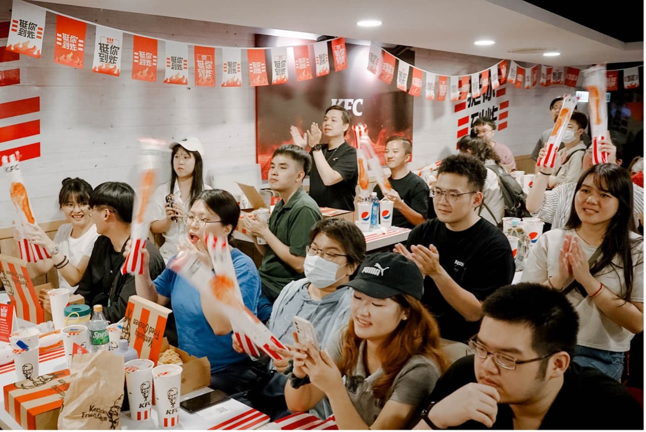 #現場直擊 🐔Dcard X KFC雞情應援加油站🐔 目睹台灣重大賽事第一面獎牌🏅 全場嗨到最高點🔥🔥 押注獲勝隊伍還有吃不完的肯德基餐點🤩 挺你到炸💥 - 美食板 | Dcard