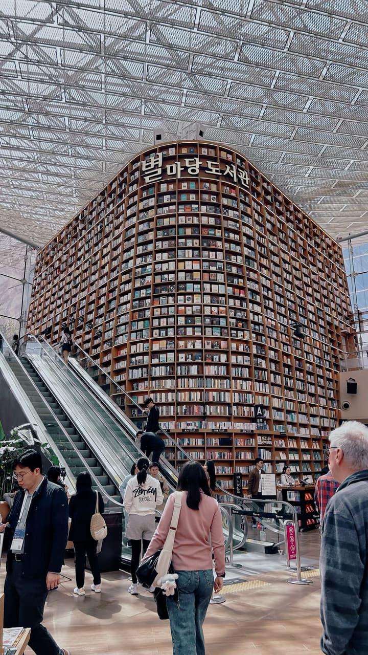 終於有機會一睹 🌃 星空圖書館的壯麗了～ - 凡妮99 (@vs99) | Dcard