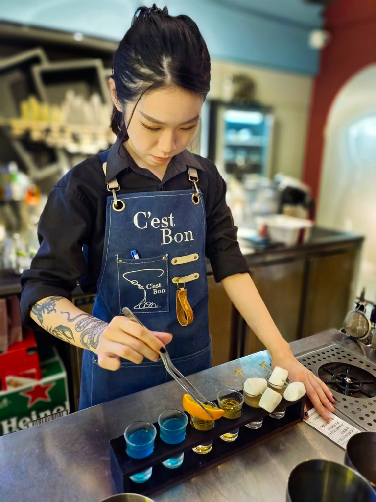 高雄餐酒館【C'est Bon Bar & Restaurant】美食微醺之夜～鼓山美術館餐酒館│SHOT&Signature特調雞尾酒/黃金切爾西/禪意/云霧之灣│高雄美食餐廳推薦 - 美食 ...