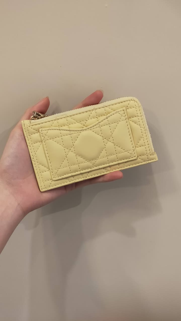 #分享 白、灰Lady Dior+小雞黃限定名片夾+2023新年禮 - 精品板 | Dcard
