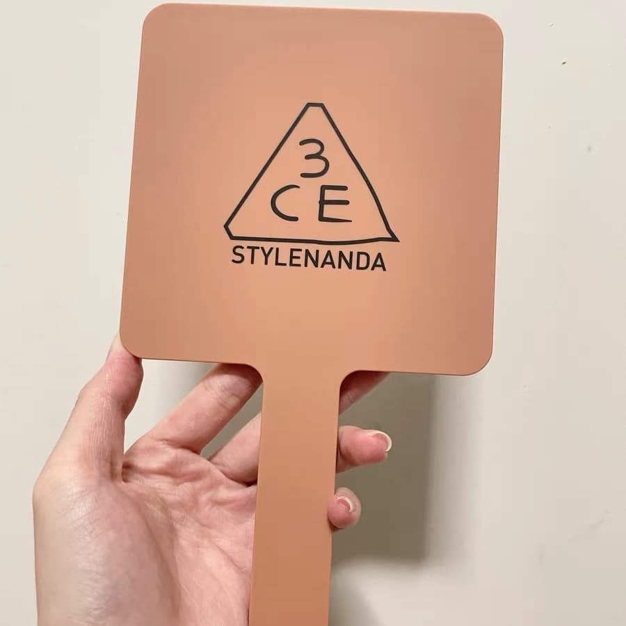 #推薦 三款3CE必買商品🖤粉橘色腮紅 化妝包💕手拿鏡！小鏡子 - 芝芝｜購物芝旅 (@hannee) | Dcard