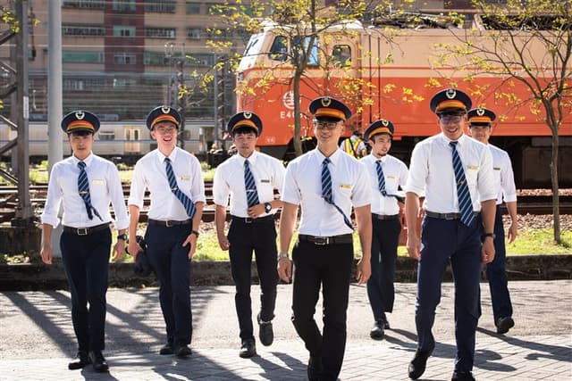 台灣捷運制服大PK - 閒聊板 | Dcard