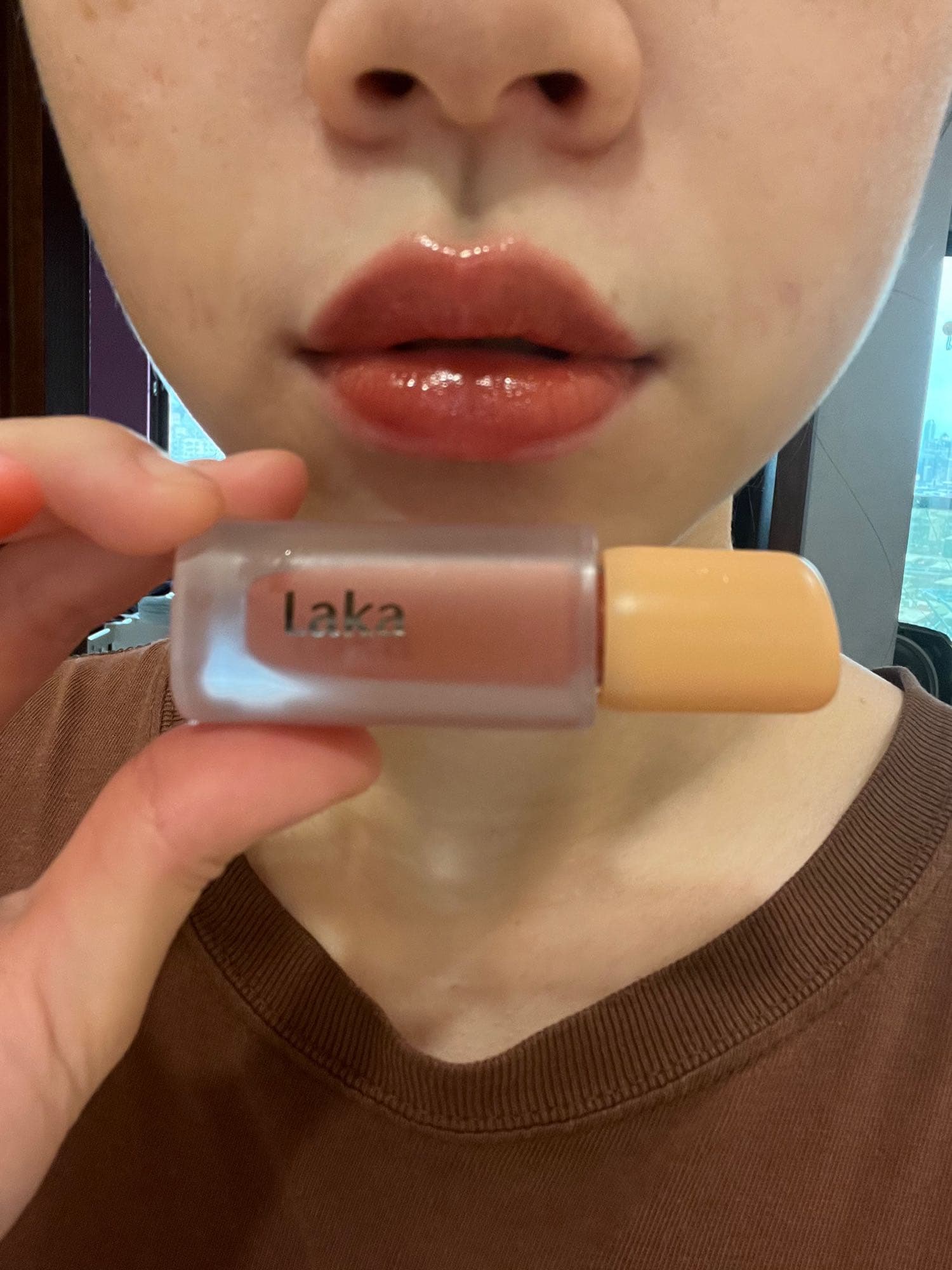 #試色 顏色醜到爆的LAKA柔霧唇釉 - 美妝板 | Dcard