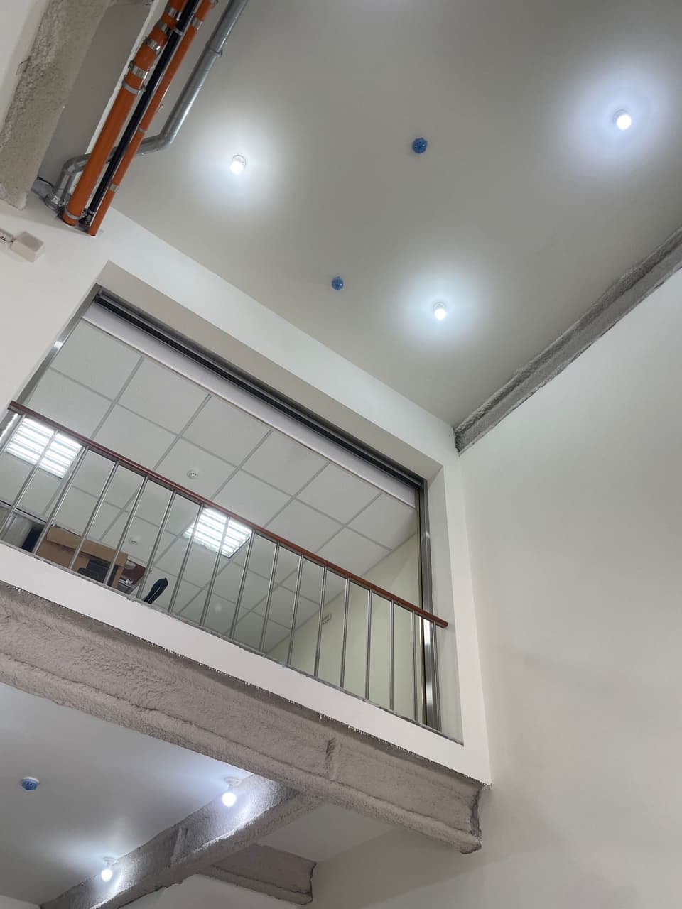 發問 有沒有專業的大大給點建議，這麼高的燈要怎麼更換，光想到要換頭就痛，有沒有什麼好建議 問答板 Dcard