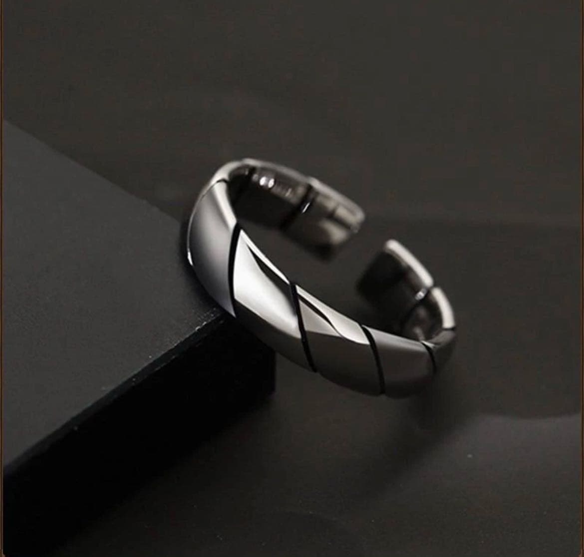5款男生戒指推薦~簡約造型 增添男人味 ️凸顯個人風格～ - 三年五班守日人 (@a9509357) | Dcard
