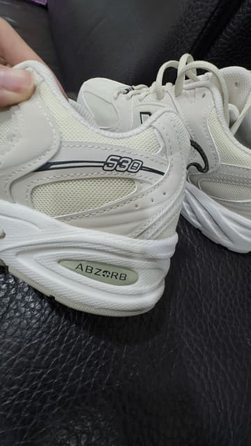 #發問 NB 530系列 奶茶色復古運動鞋-MR530SH 鞋體發黃問題 - 球鞋板 | Dcard