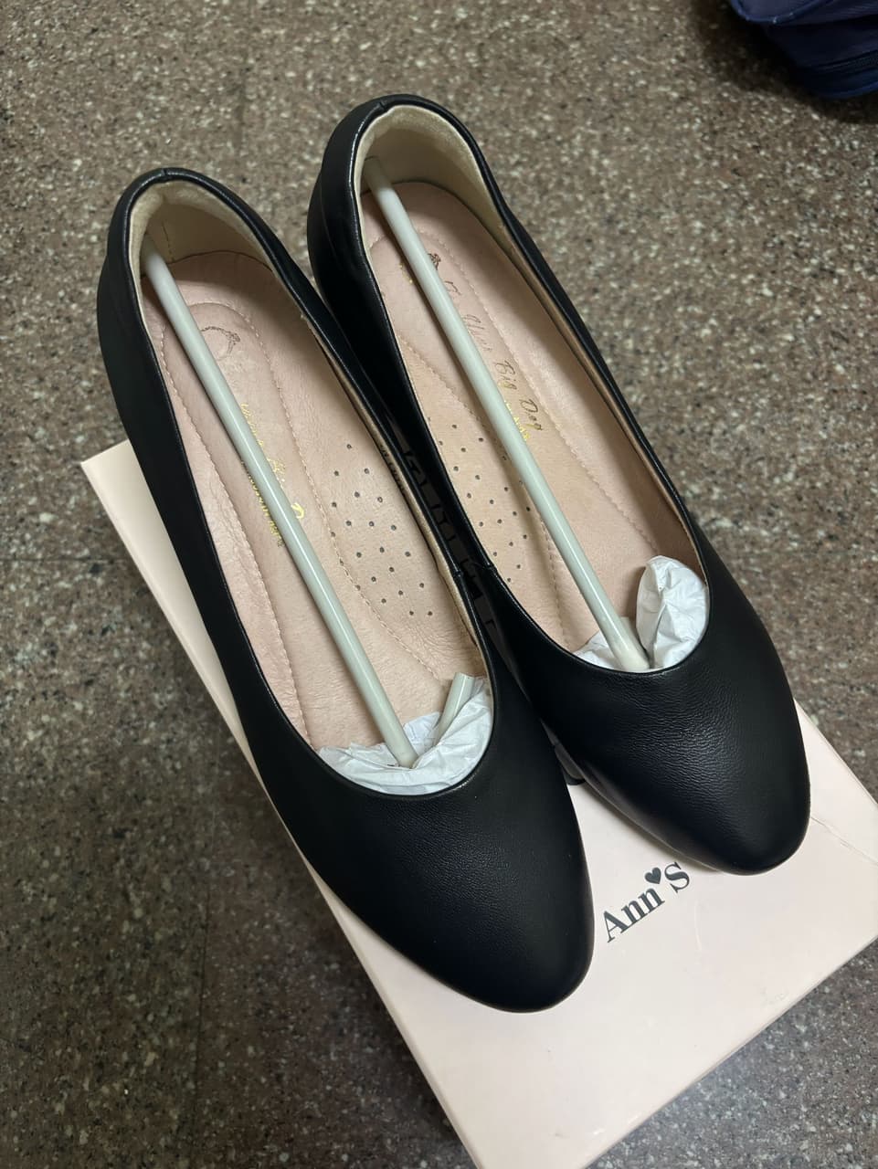 #我要賣 ANN’S 全真皮圓頭粗跟包鞋 41號 - 二手交易板 | Dcard