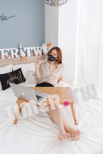 Limerence 語葳⋆Jaly OL 床上辦公 極品嫩足桌下露出 - limer.tw (@limertw) | Dcard