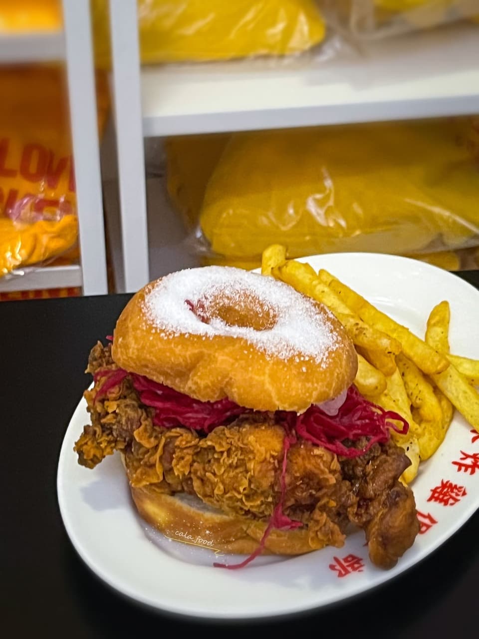 台北探店：超酷的甜甜圈炸雞漢堡🍩🍗🍔 - cala (@cala_food) | Dcard