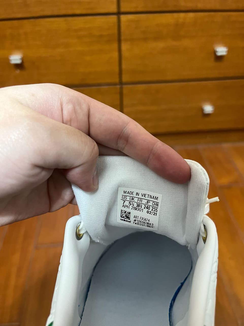 #我要賣 👟 全新 Adidas Stan Smith 塗鴉壓紋白鞋 - 二手交易板 | Dcard