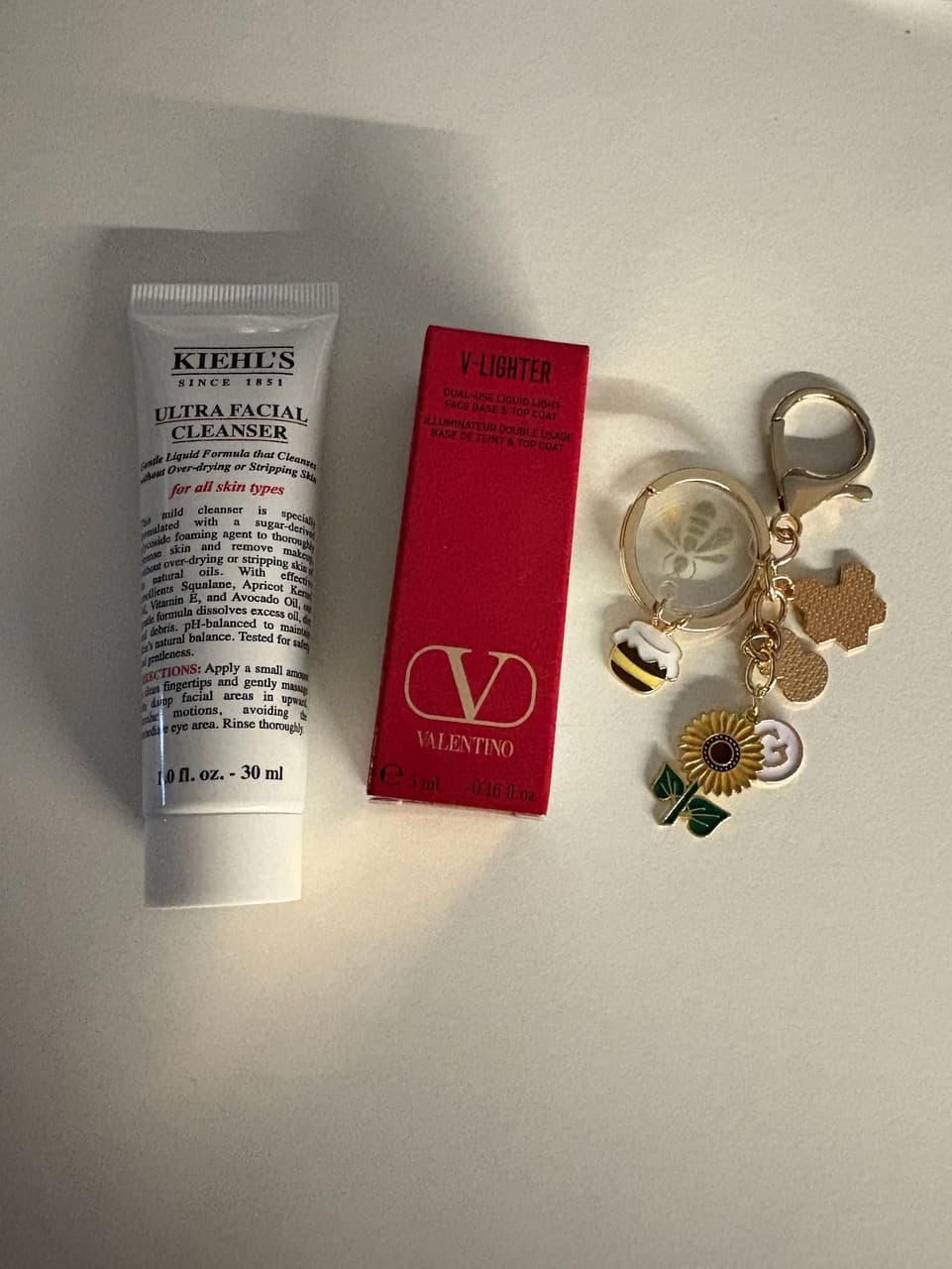 六月贈物-冰河洗面乳、Valentino妝前、嬌蘭鑰匙圈 - yy (@y93) | Dcard