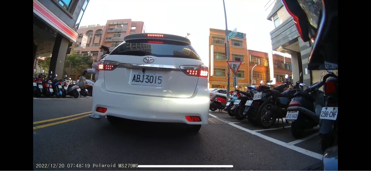 車道中暫停下乘客可檢舉什麼法規啊? 閒聊板 Dcard