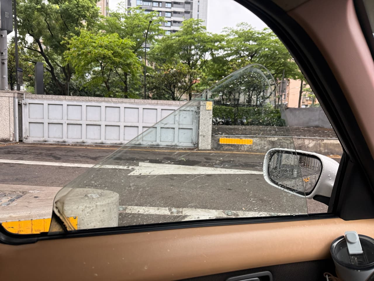 買個玉蘭花車窗整個脫落🥲是多慘 - 萌戰士啾啾 (@kao_vwvz) | Dcard