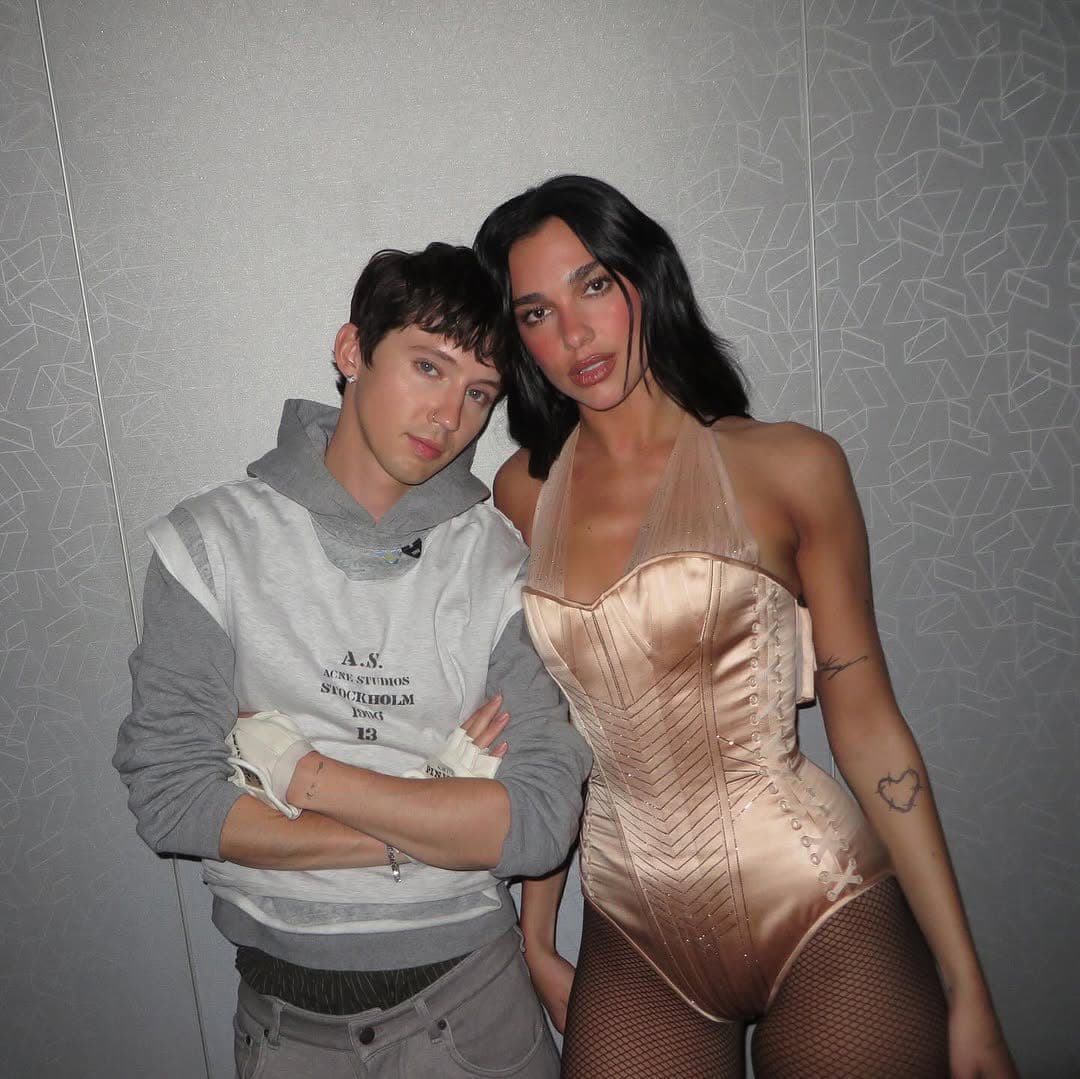 英國女歌手杜娃黎波 (Dua Lipa) 和特洛伊希文 (Troye Sivan) 推出合作新混音單曲〈Physical〉！ - Ricky (@ricky.cheng) | Dcard