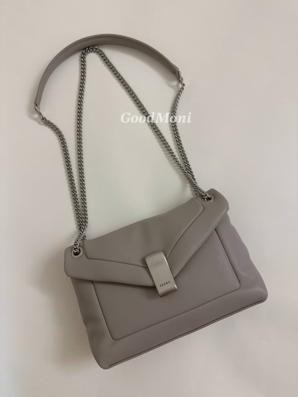 #分享 #開箱 一眼心動💓小CK姊妹牌PEDRO小白靴&鏈條包 - 穿搭板 | Dcard