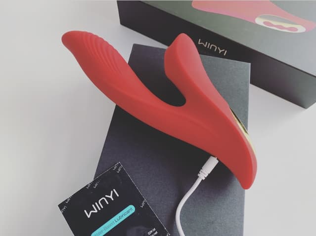 WINYI｜紅珊瑚三段吸吮按摩棒 - 西斯板 | Dcard