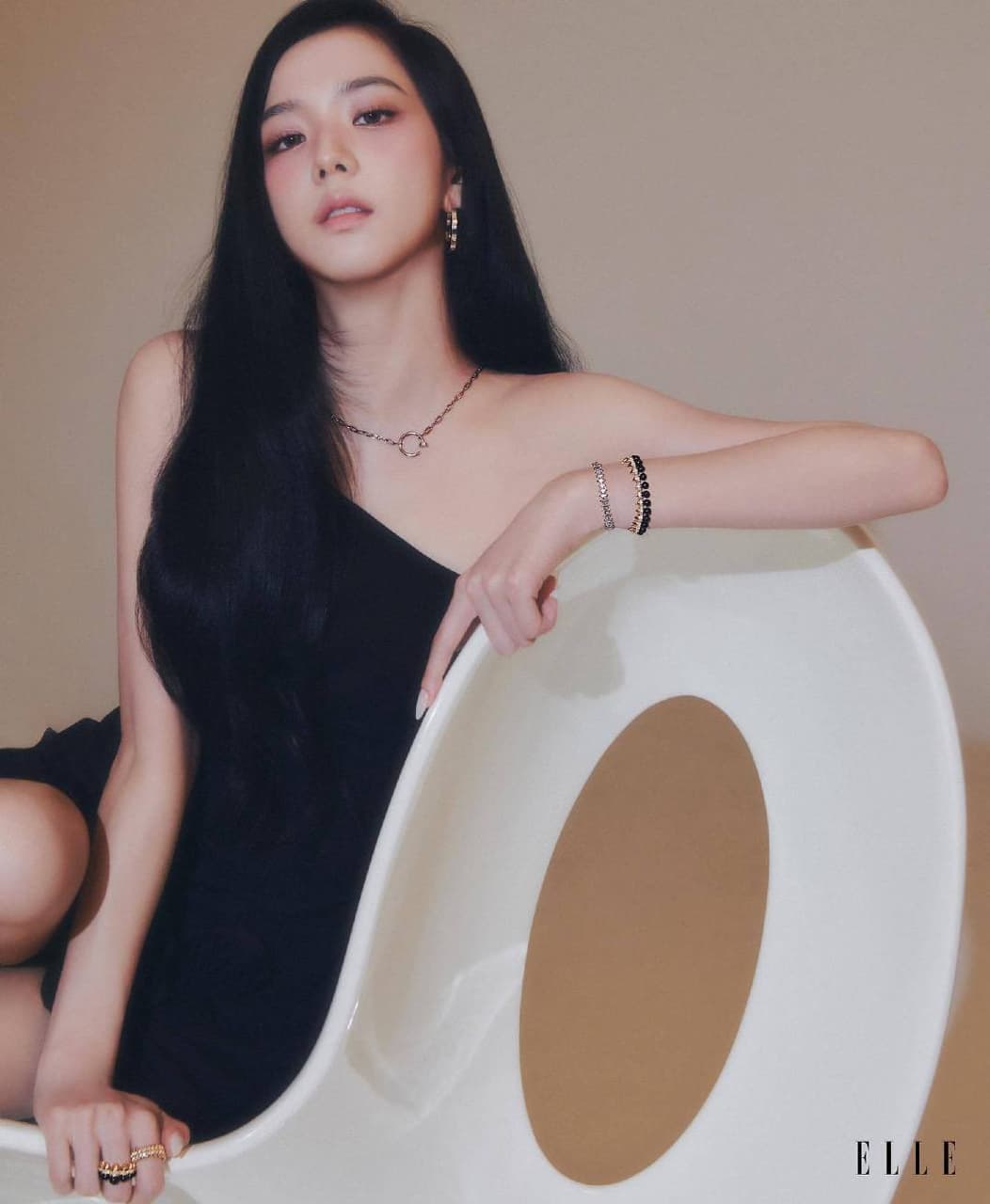 #時尚 JISOO登上新加坡《ELLE》11月三十週年封面 - BLACKPINK板 | Dcard
