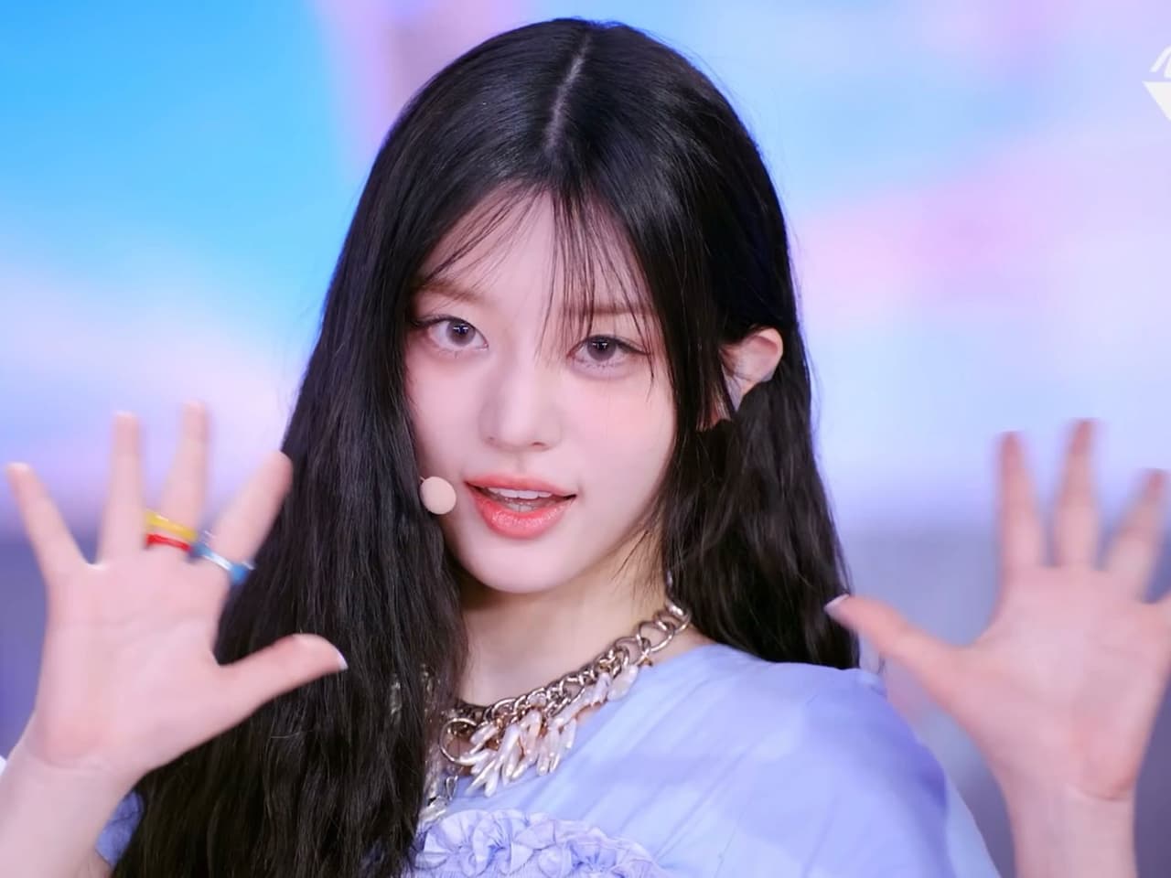 #閒聊 其他成員也很優秀、但ILLIT MINJU的美貌太偉大了 - 追星板 | Dcard