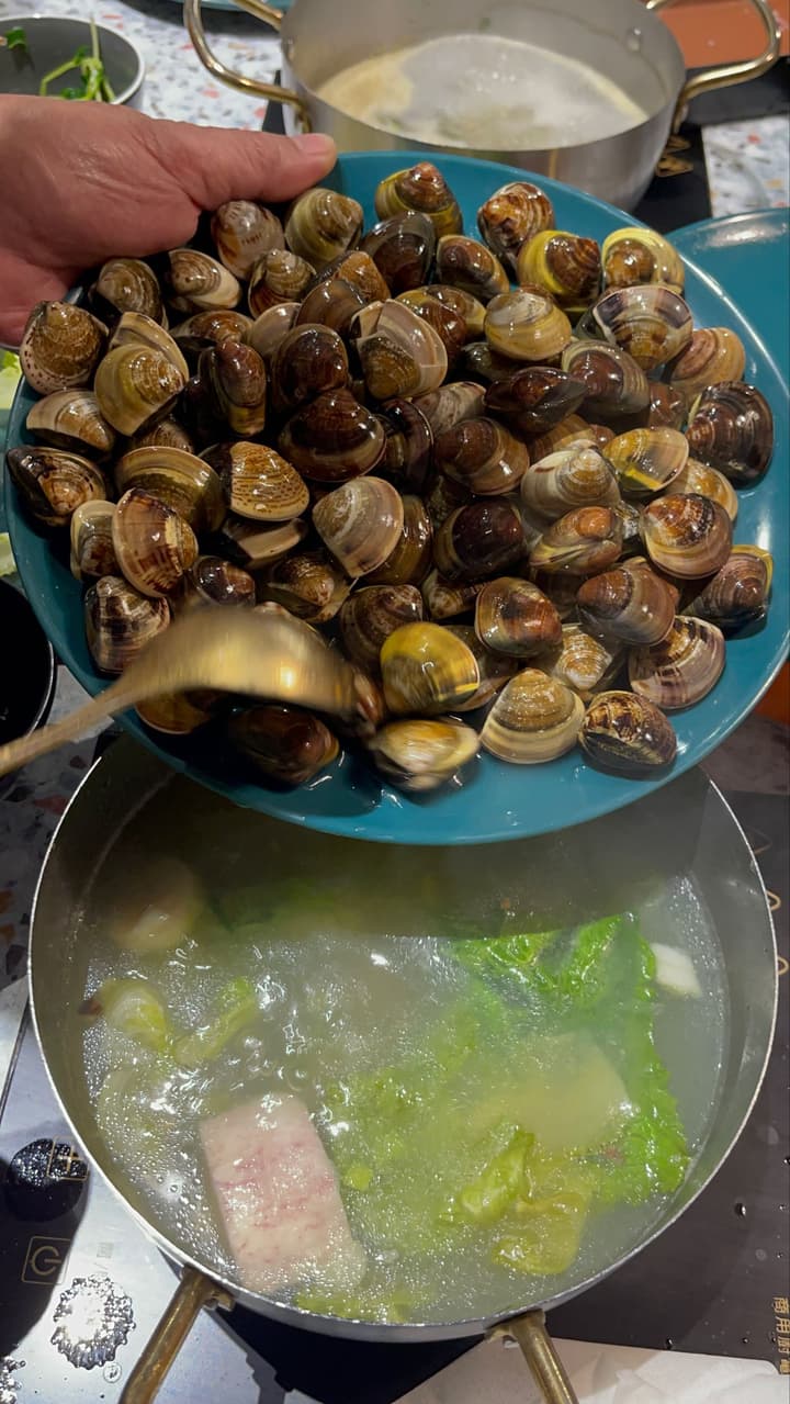 台中｜海線超狂海鮮吃到飽 店員狂裝海鮮 ️老闆不怕你吃 只怕你吃不飽 - 有什麼好吃好玩好用 (@qqyuuuuu) | Dcard