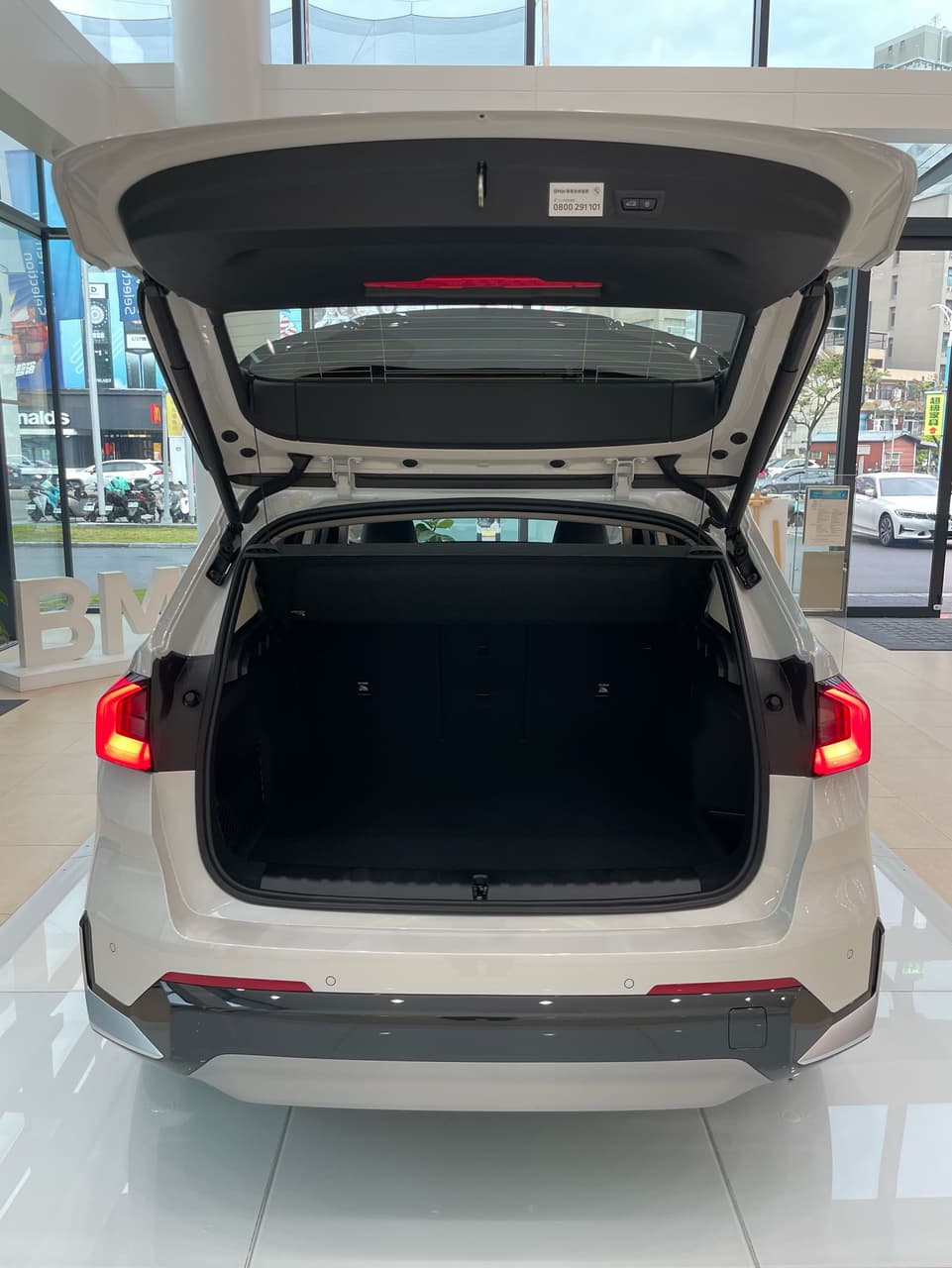 THE BMW IX1 20 eDrive 更容易入手的電動車來了！ - 汽車板 | Dcard