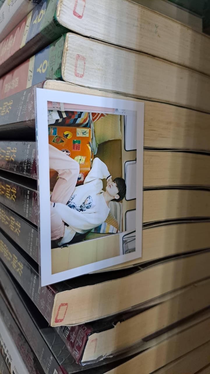 在逛圖書館時突然看到一張小卡 請問是誰留在這裡了嗎~~(6f美國小說那排) 文藻外語大學板 Dcard
