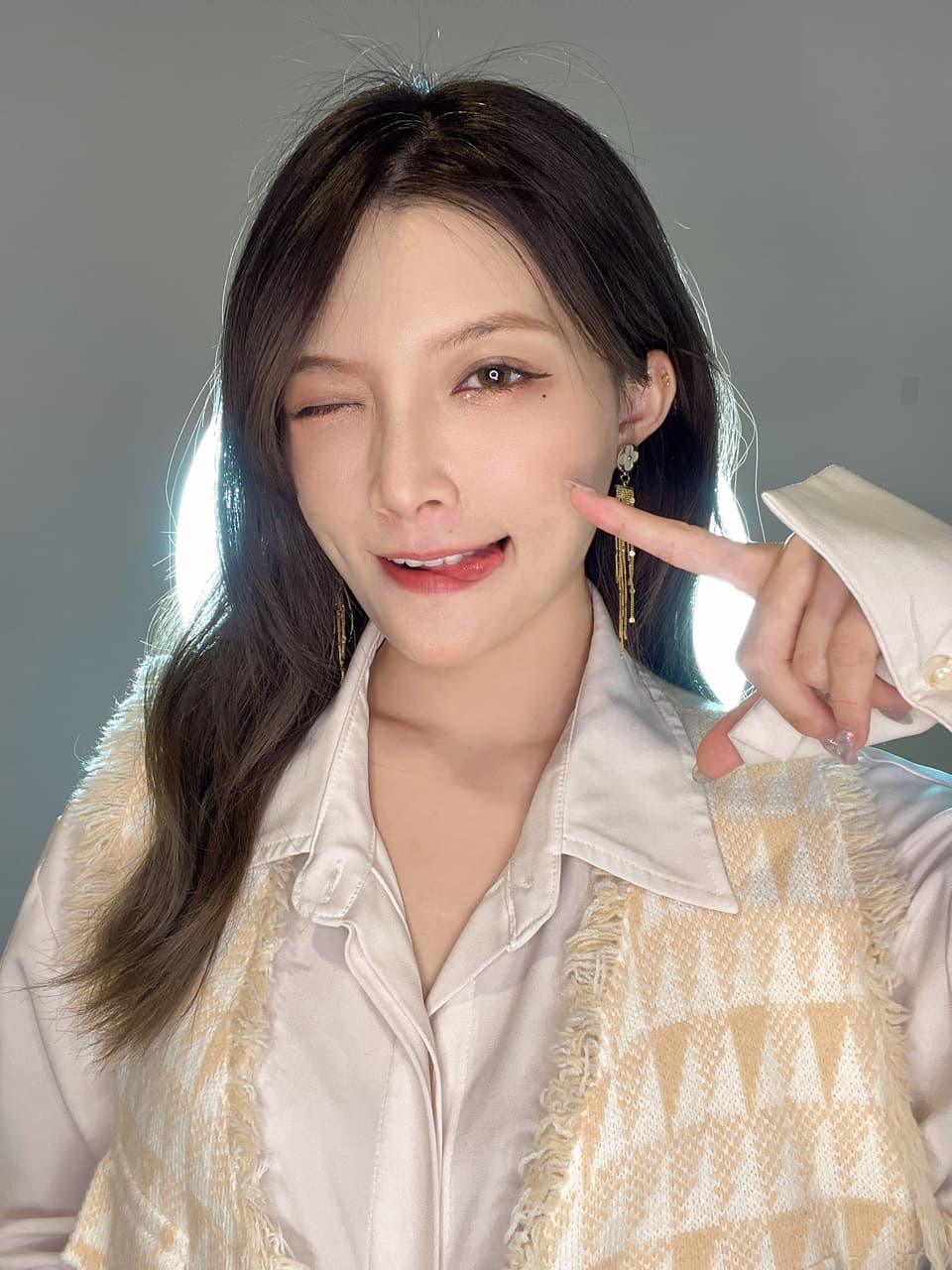 後面放一盞燈拍照，直接變成女神光，好神哇😍🤩 - ENI (@eni0204) | Dcard