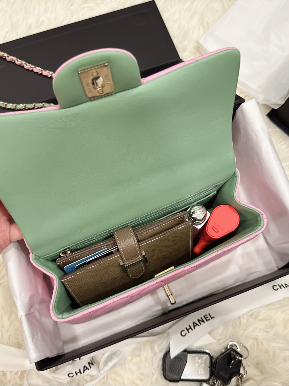 #開箱 香奈兒最難駕馭的粉配綠mini cf handle & LV小郵差 - 精品板 | Dcard