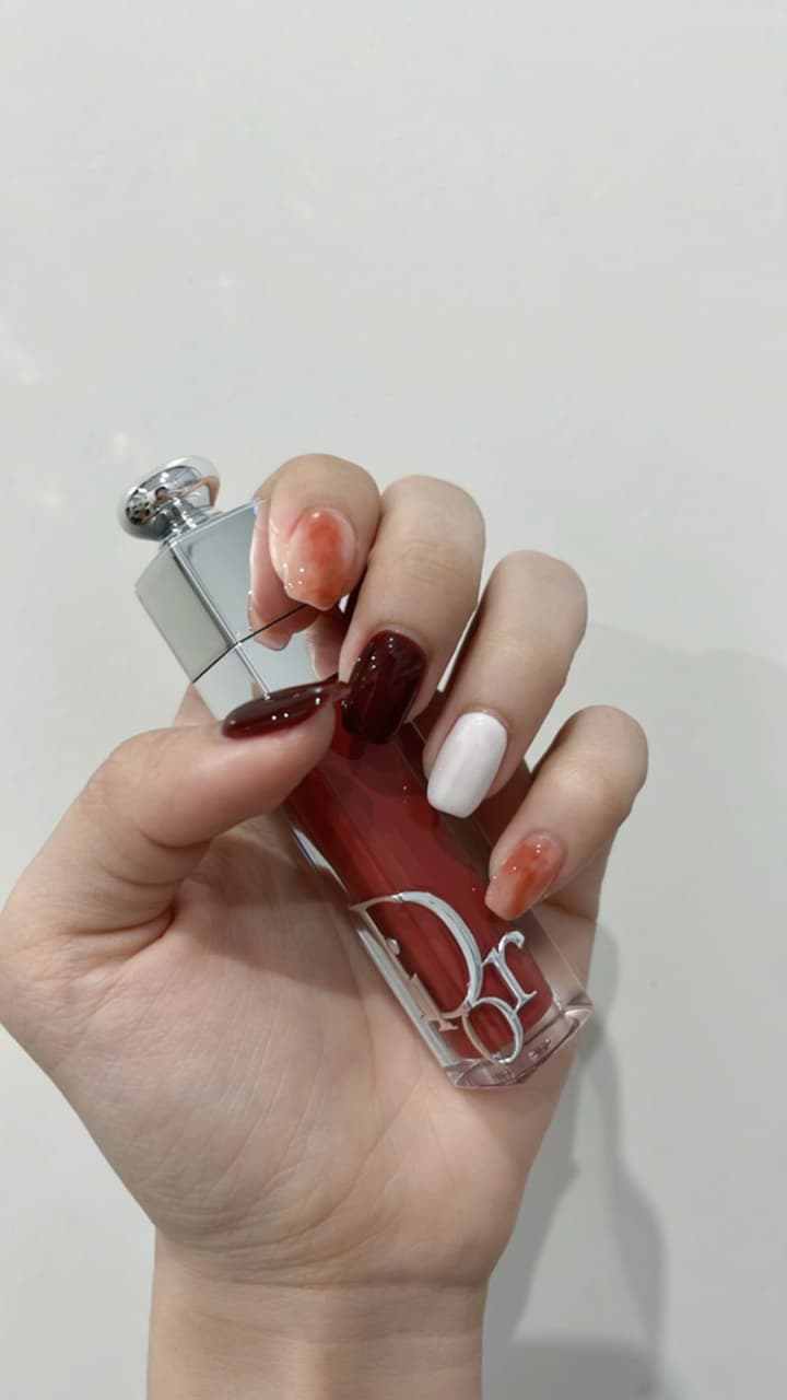 分享 新年快樂～酒紅色調暈染美甲💅💕🧨 美甲板 Dcard