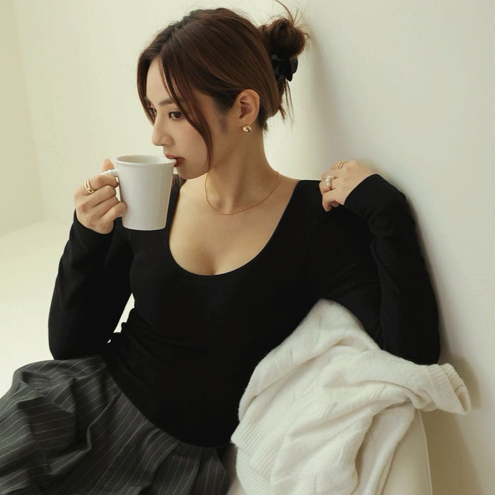 神級美胸輕絨發熱U領BRA TOP(黑/白/花灰) 女裝 小資 大學生 穿搭 保暖 約會 - 風一般的女子 (@crklyj) | Dcard