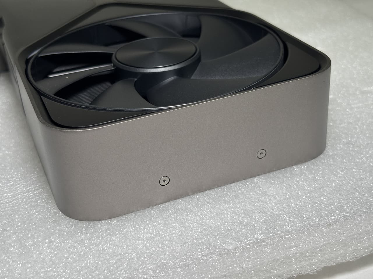 【開箱】「工業藝術品！小機殼不想錯過的愛卡～」NVIDIA GeForce RTX 5080 Founders Edition 創始版 - 3C板 | Dcard