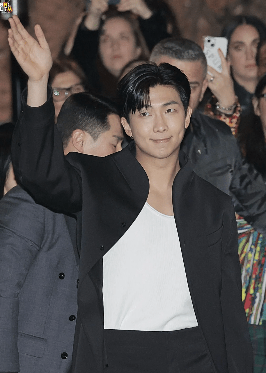 #分享 防彈少年團 RM 出席Bottega Veneta時裝秀 一身打扮完全符合建國吧的讚揚 - BTS板 | Dcard