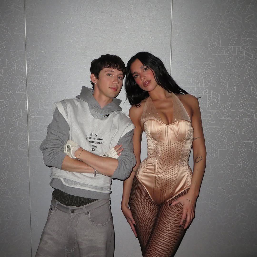 英國女歌手杜娃黎波 (Dua Lipa) 和特洛伊希文 (Troye Sivan) 推出合作新混音單曲〈Physical〉！ - Ricky (@ricky.cheng) | Dcard