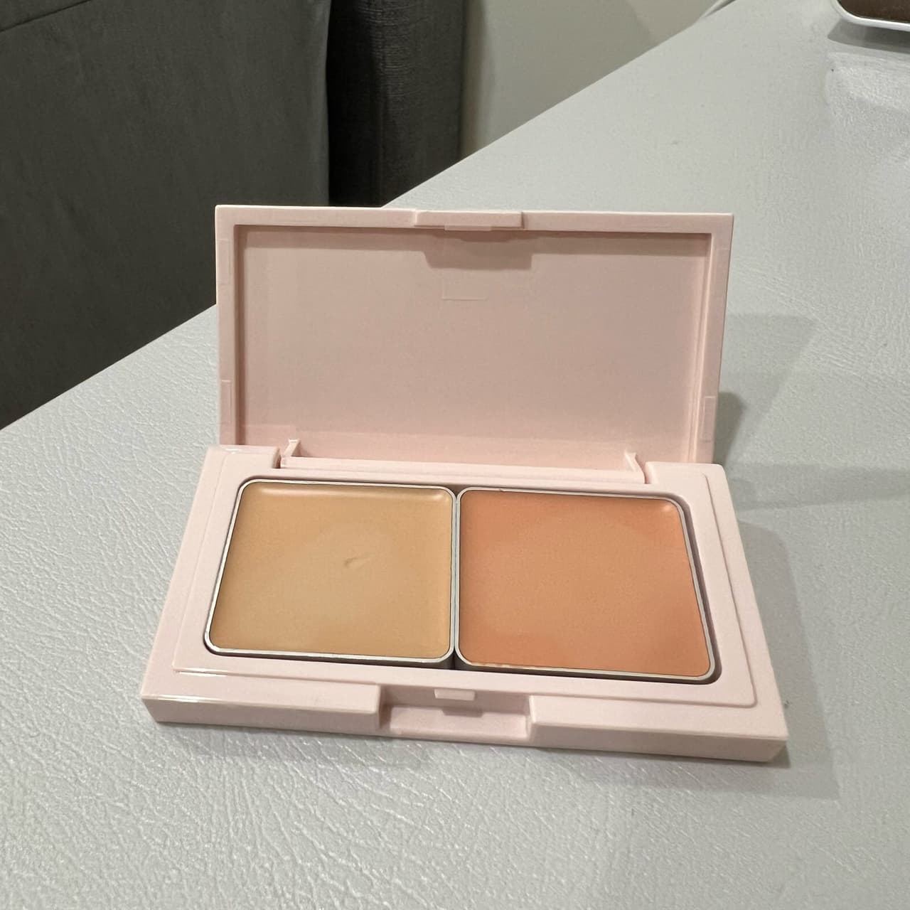 #我要賣 ettusais 艾杜紗 一抹隱形雙色遮瑕盤（已售出） - 二手交易板 | Dcard