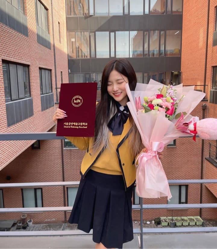 #閒聊 🎓今天公開的idol畢業照🎉 - B69 留言 | Dcard