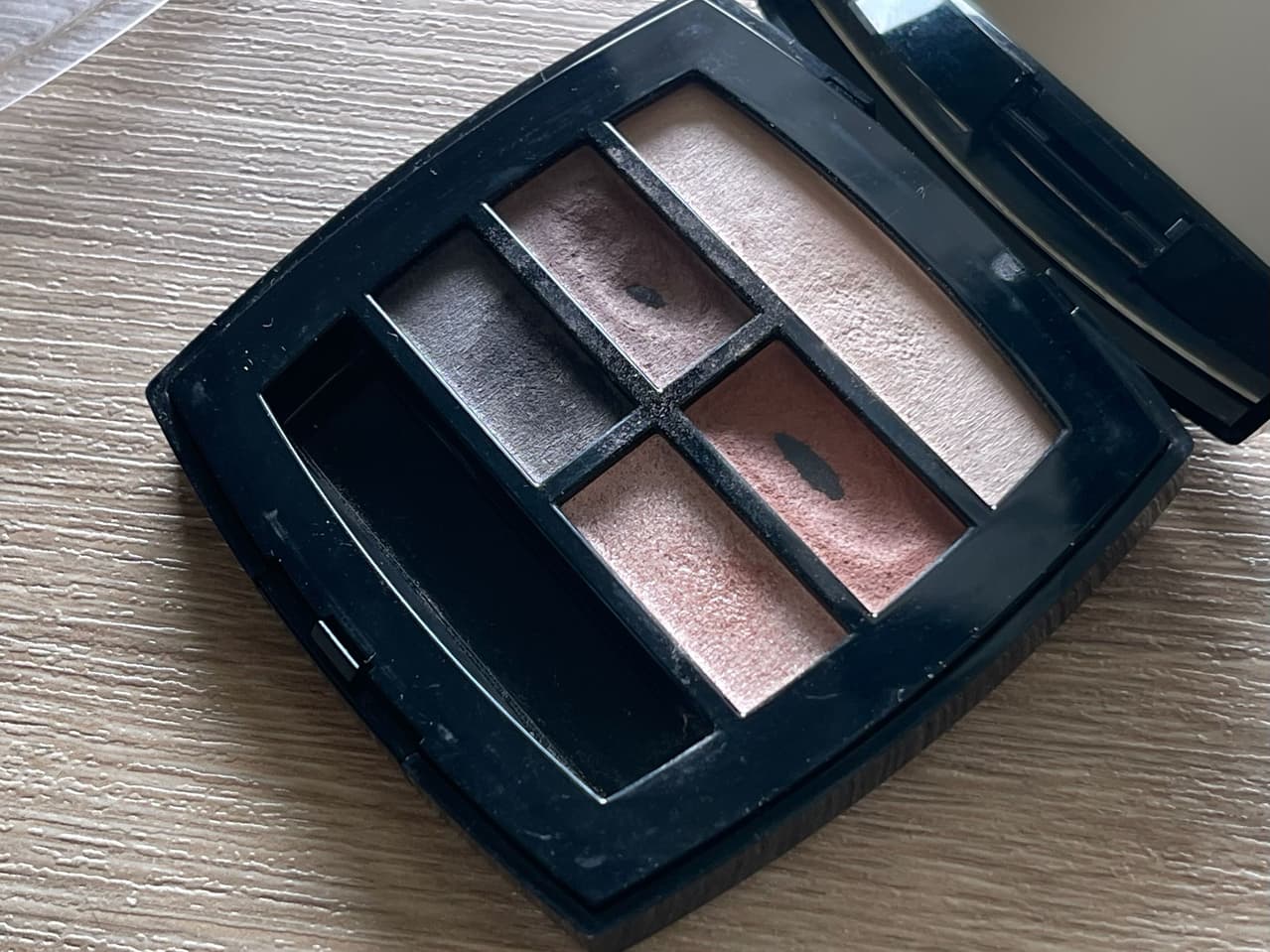 #我要賣 Chanel眼影盤 - 二手交易板 | Dcard