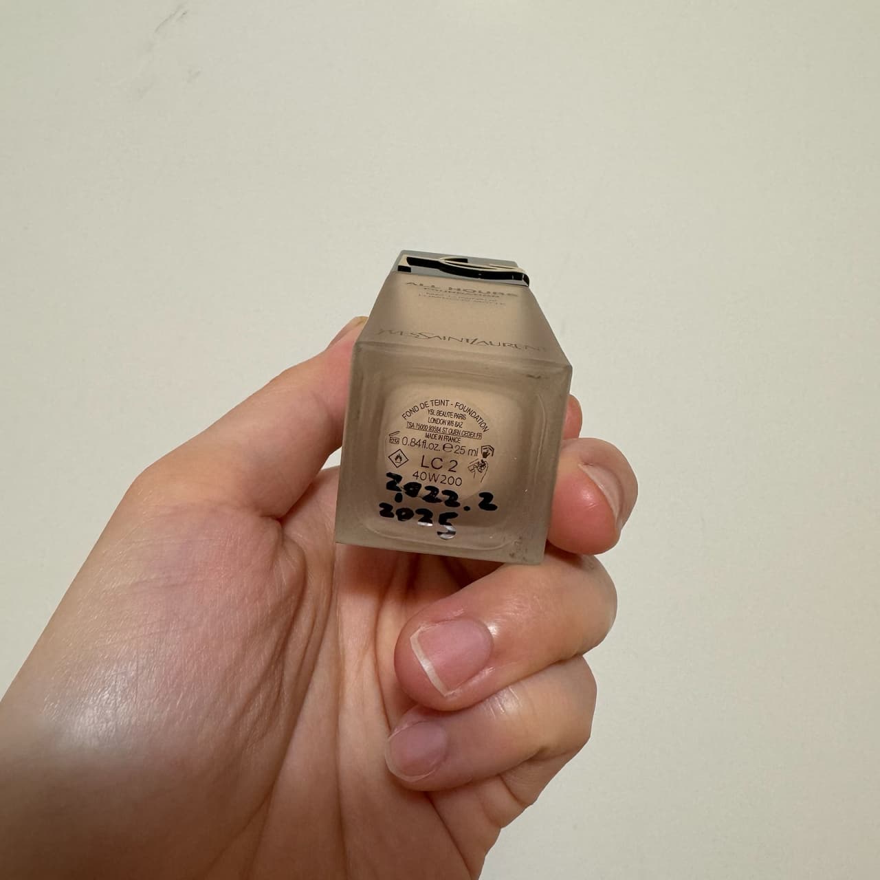 #我要賣 YSL 恆久完美無瑕持妝粉底液 LC2 - 二手交易板 | Dcard