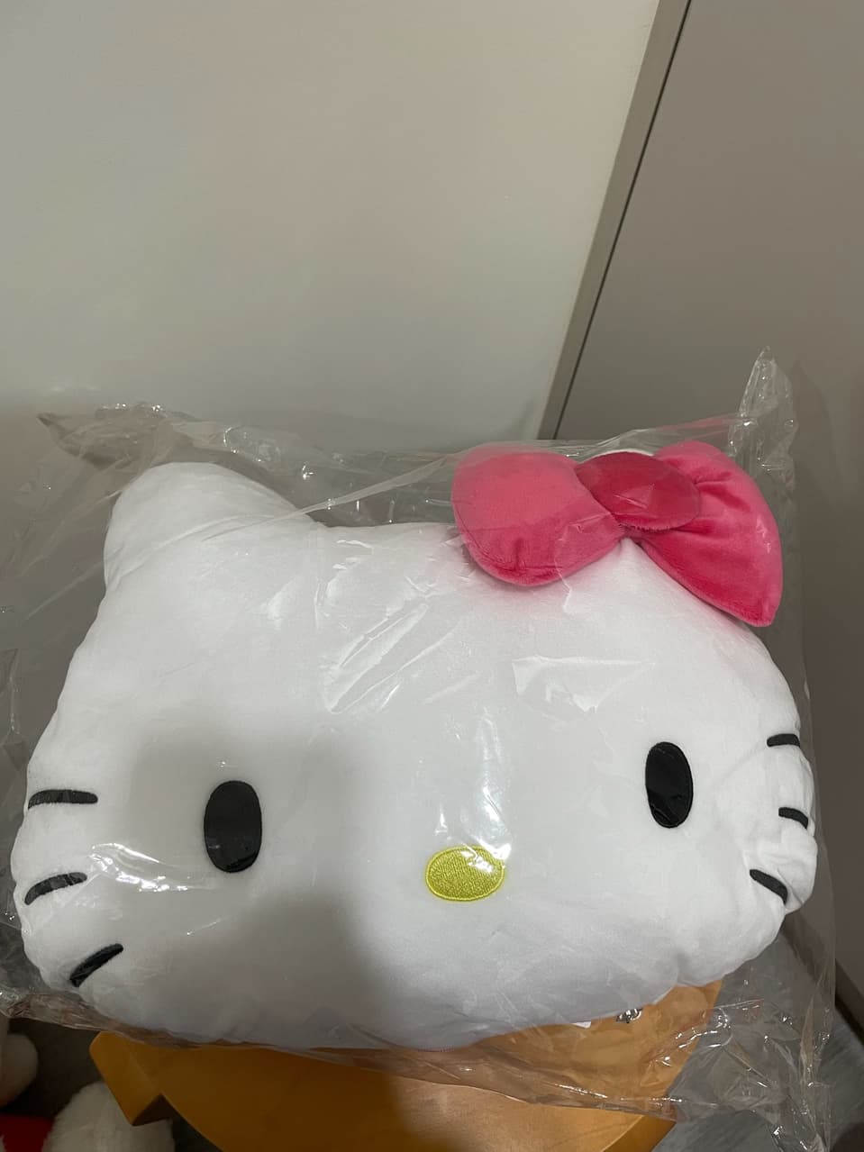 #我要賣 搭機必備 Hello kittyU型枕正版全新 - 二手交易板 | Dcard