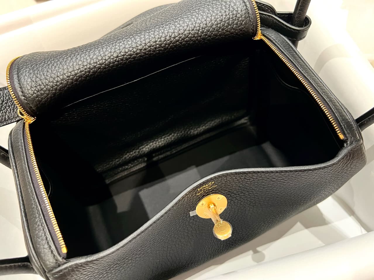 #開箱 愛馬仕 Lindy 26 / 89Noir黑色 / 金扣 / TC皮 - 精品板 | Dcard
