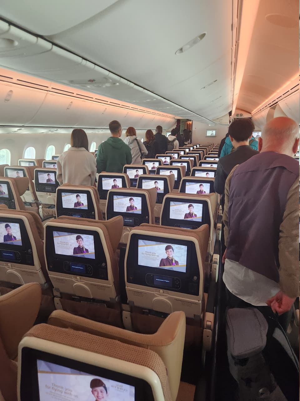 #飛行紀錄 Etihad 阿提哈德航空AUH-KIX B789 經濟艙分享(含KIX轉機全經過) - 航空板 | Dcard
