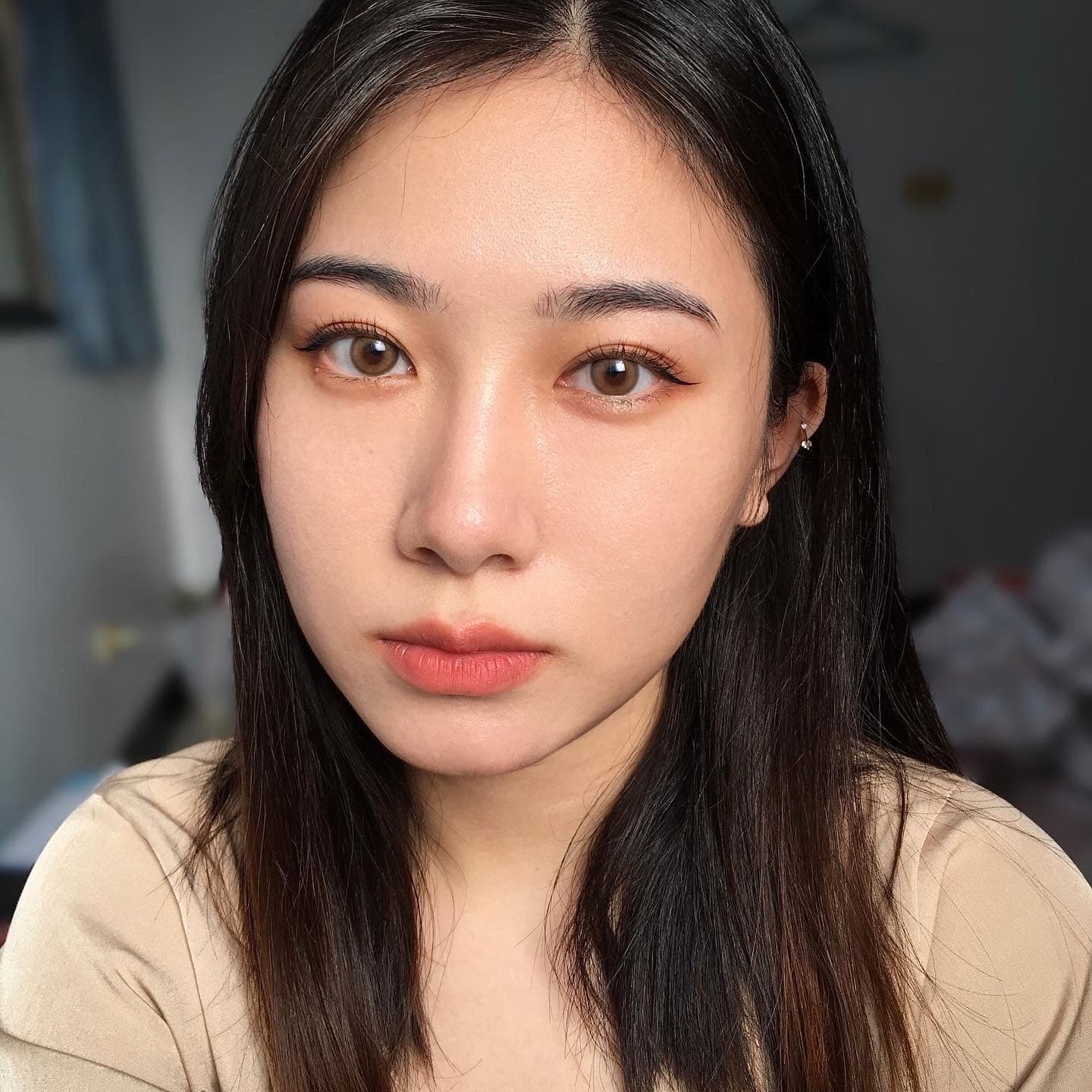 🫶🏻#月拋 #karacon 寂靜米 （兩款新品比較） - 隱形眼鏡板 | Dcard