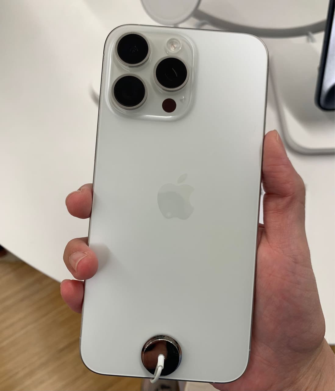 #iPhone iPhone 15pro &pro max 現場看還是無法做出選擇 - Apple板 | Dcard