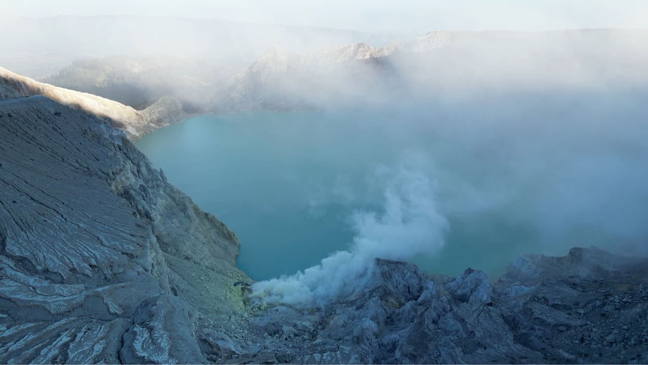 世界最大的酸性火山湖 Kawah Ijen Volcano 伊真火山 - shiroku (@sherholmes_) | Dcard