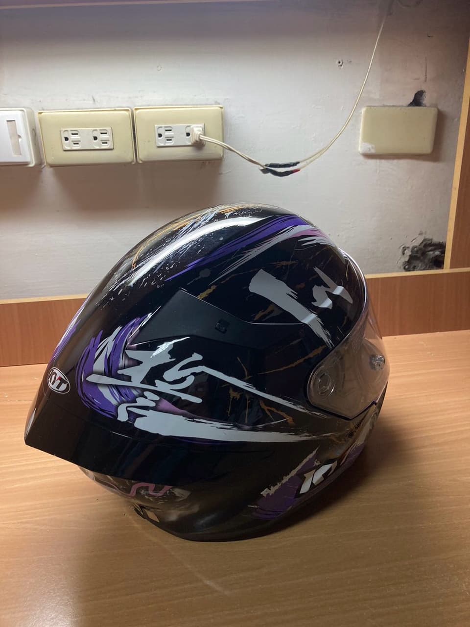 售 素還真KYT全罩安全帽 - 元智大學板 | Dcard