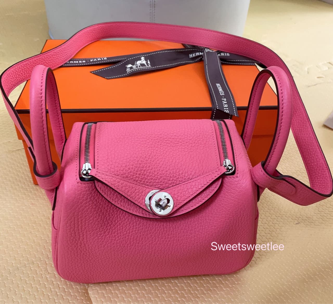 #開箱 Hermès Mini Lindy 8w粉💕twilly綁帶分享 - 精品板 | Dcard