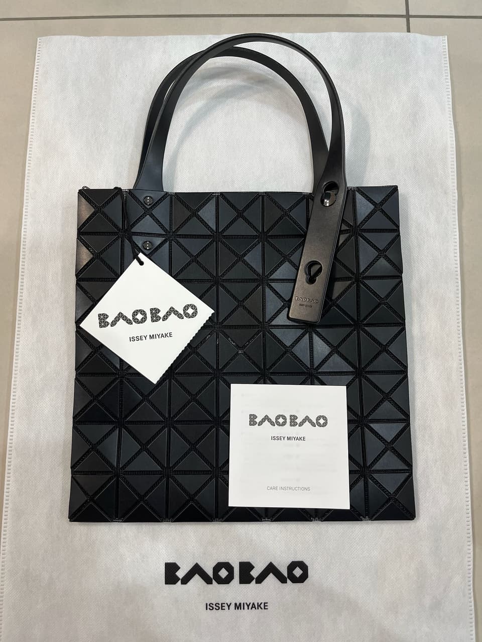 #我要賣 （已售出）#我要賣 三宅一生BAO BAO 霧面黑7*7托特包 - 二手交易板 | Dcard