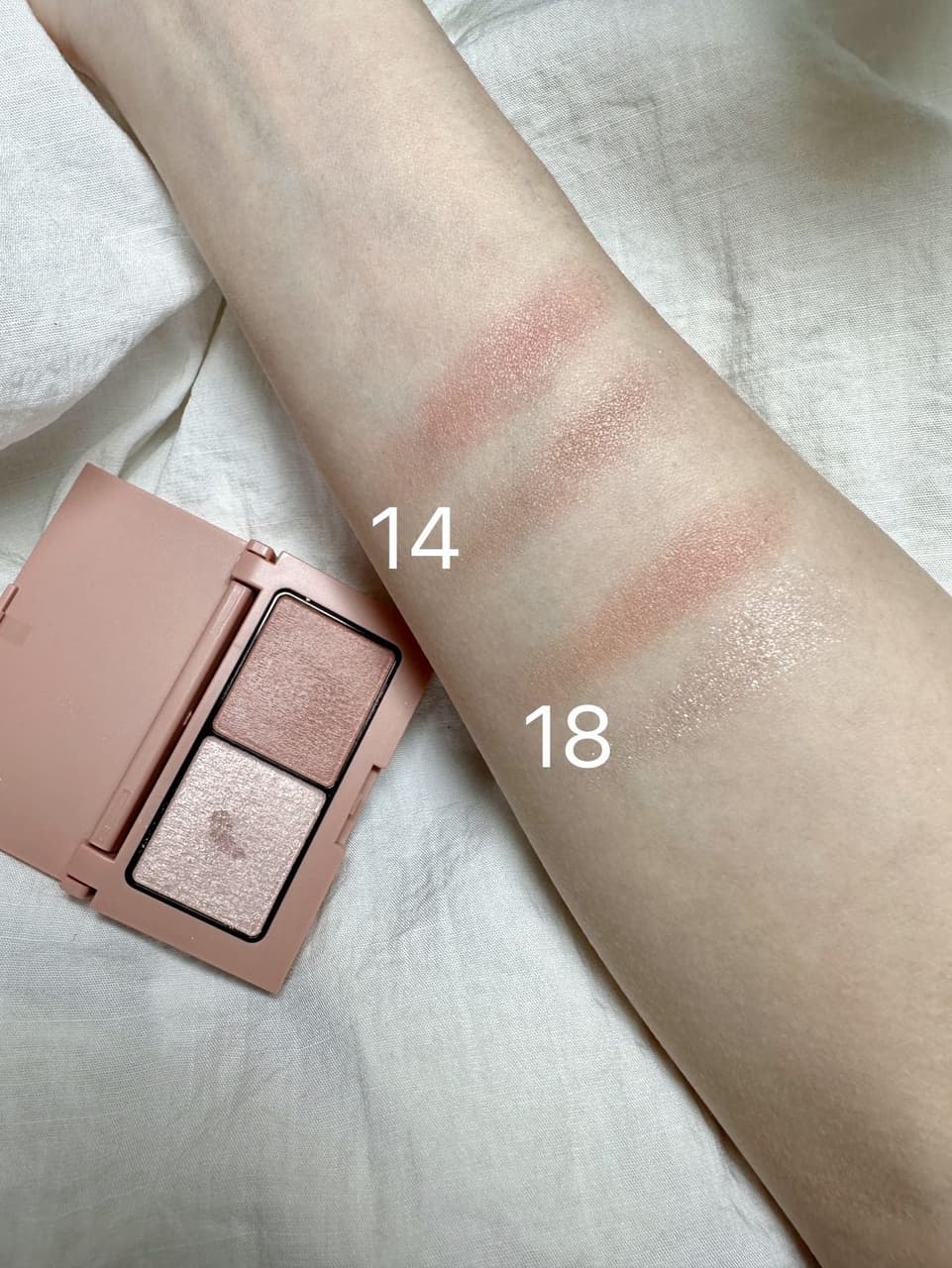 #分享 ettusais 艾杜紗 微暮絲絨雙色眼影 18赤香粉 - 美妝板 | Dcard