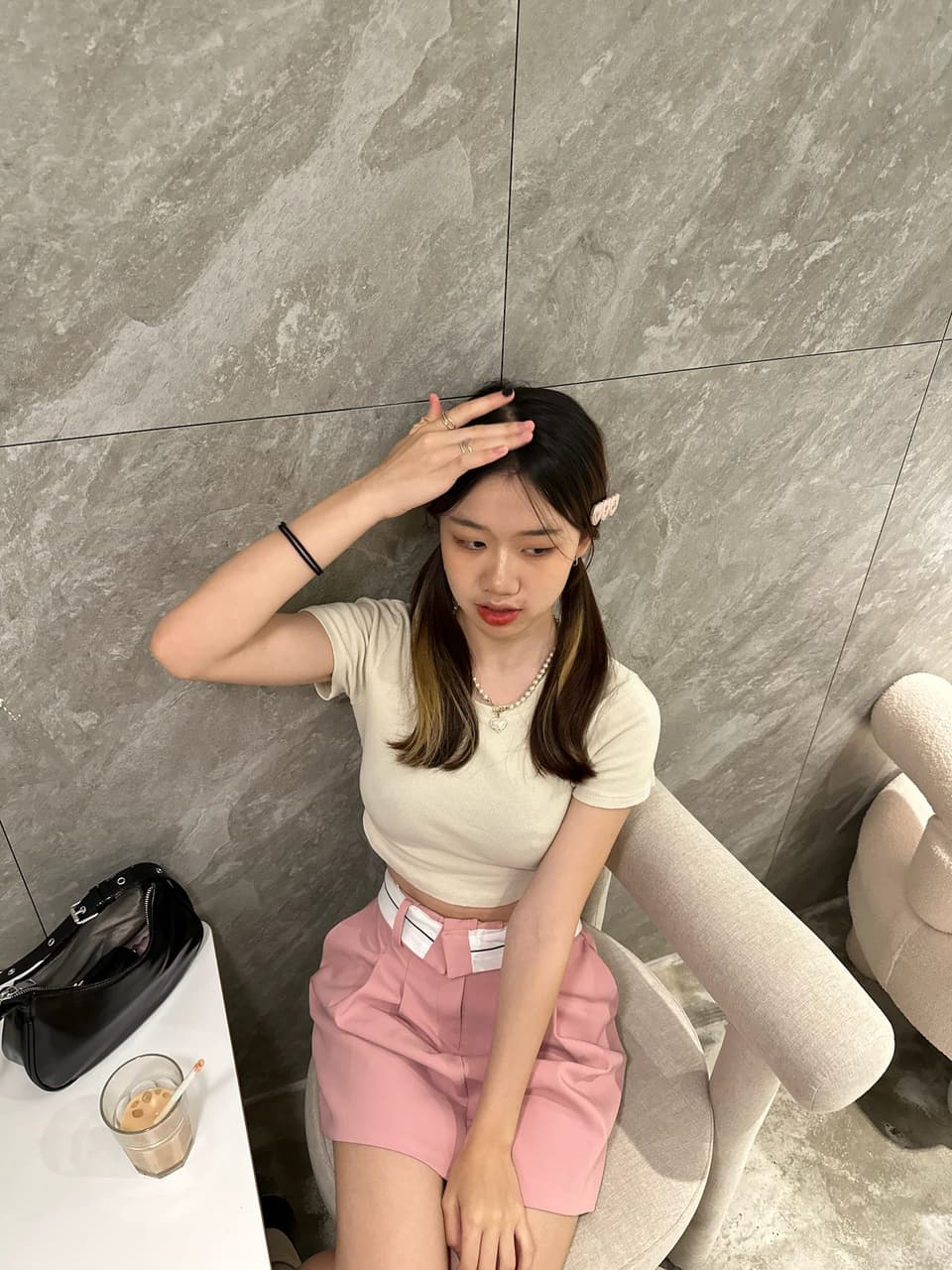 日更OOTD-31🍑🩰 奶油白x蜜桃粉｜溫柔系韓妞日常穿搭 - 隻ㄓ (@yuhminsvt) | Dcard