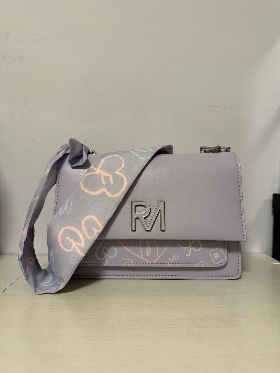 #我要賣 #我要賣 降價售 舒華代言 ROBINMAY 狂派塗鴉斜背包(QUEEN版)（已售出） - 二手交易板 | Dcard