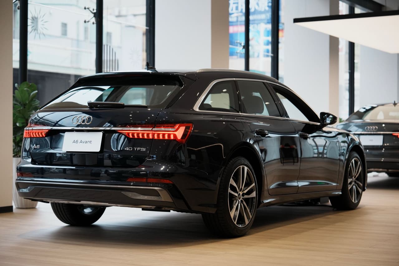 無垠藍圖，勾勒優雅馭行｜𝐀𝐮𝐝𝐢 𝐀𝟔 𝐀𝐯𝐚𝐧𝐭 𝟒𝟎 𝐓𝐅𝐒𝐈 𝐒 𝐥𝐢𝐧𝐞｜金屬無垠藍 Firmament Blue 5U｜實車分享 - 汽車板 | Dcard