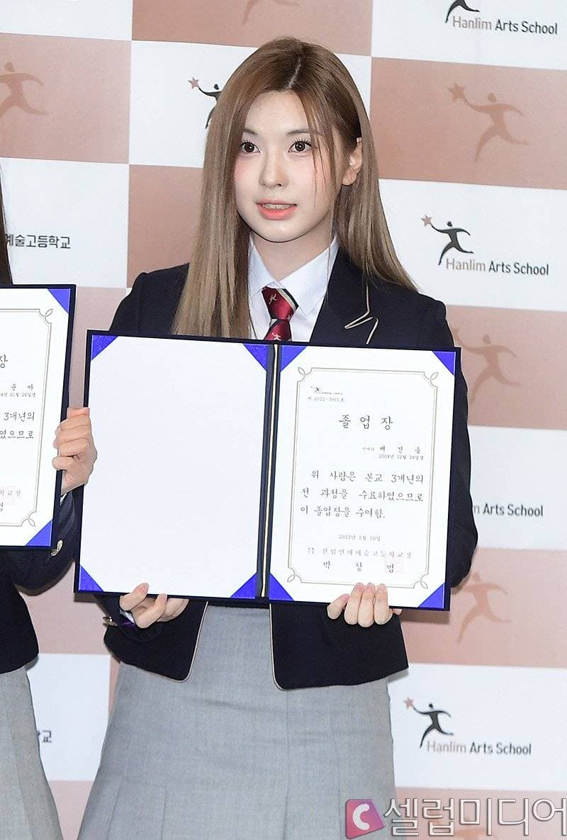 #閒聊 🎓今天公開的idol畢業照🎉 - B71 留言 | Dcard